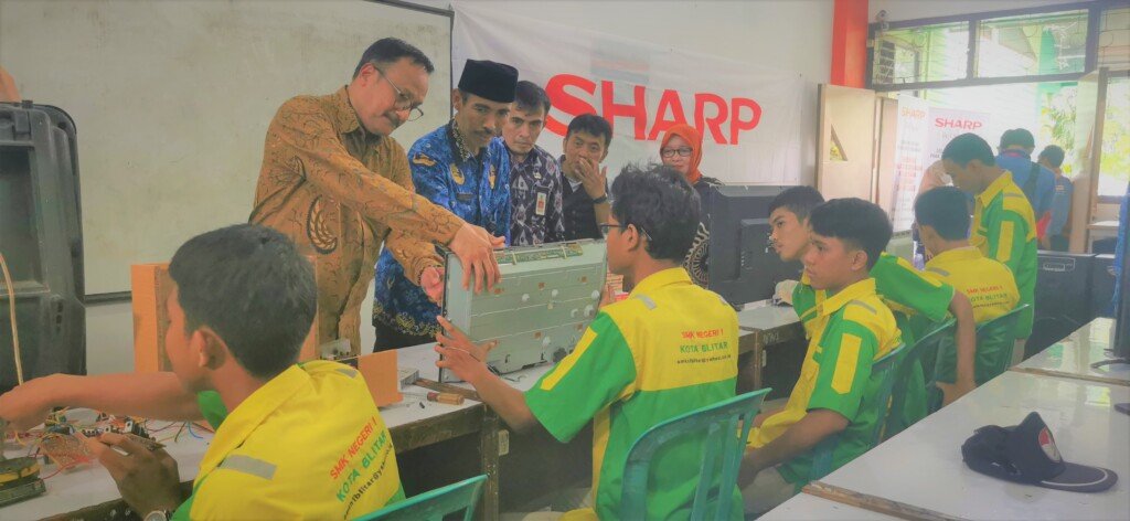 Sharp Class Kembali Hadir di SMKN 1 Blitar - Properti Terkini